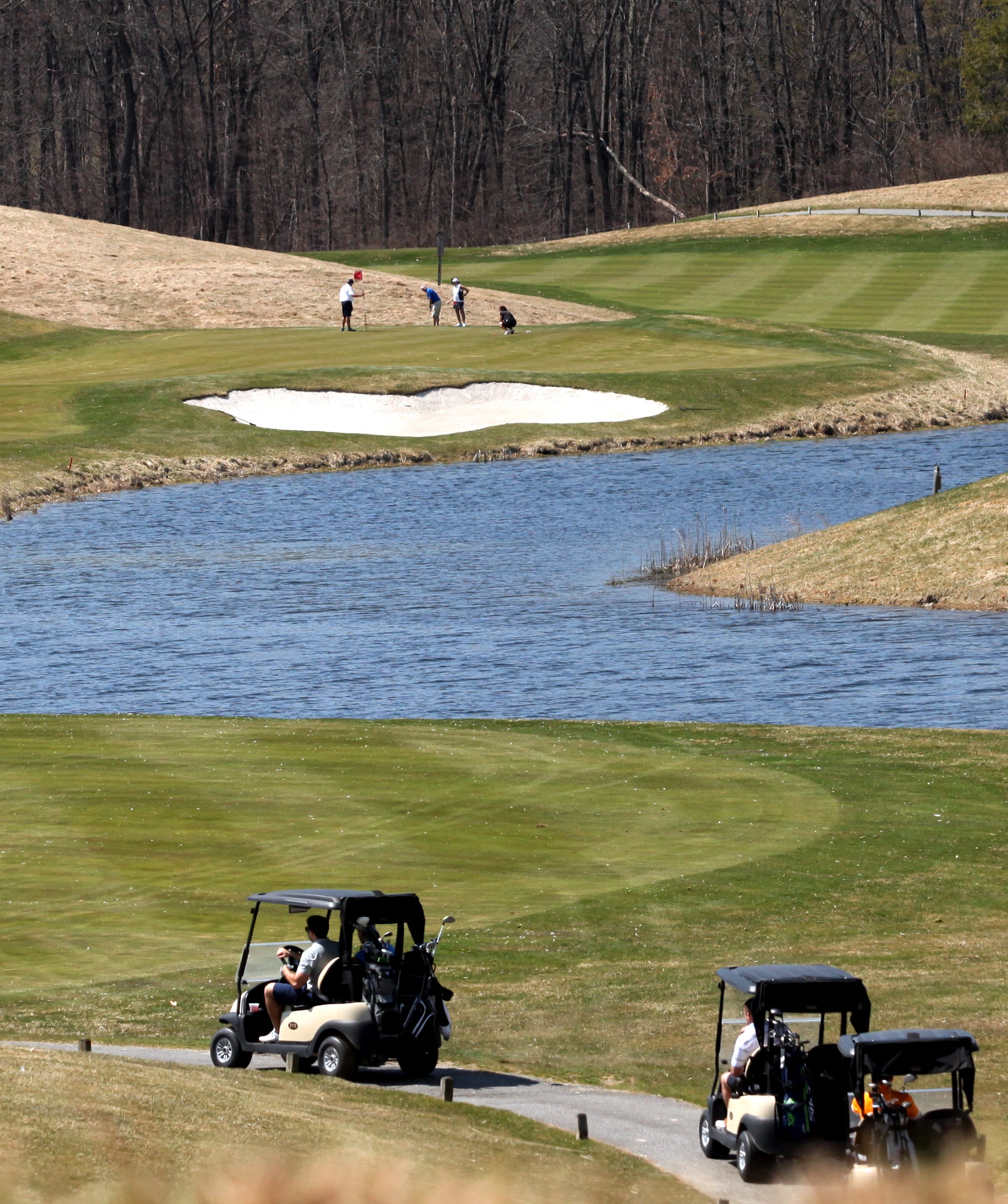 Father sues over son's death from lightning strike at golf event