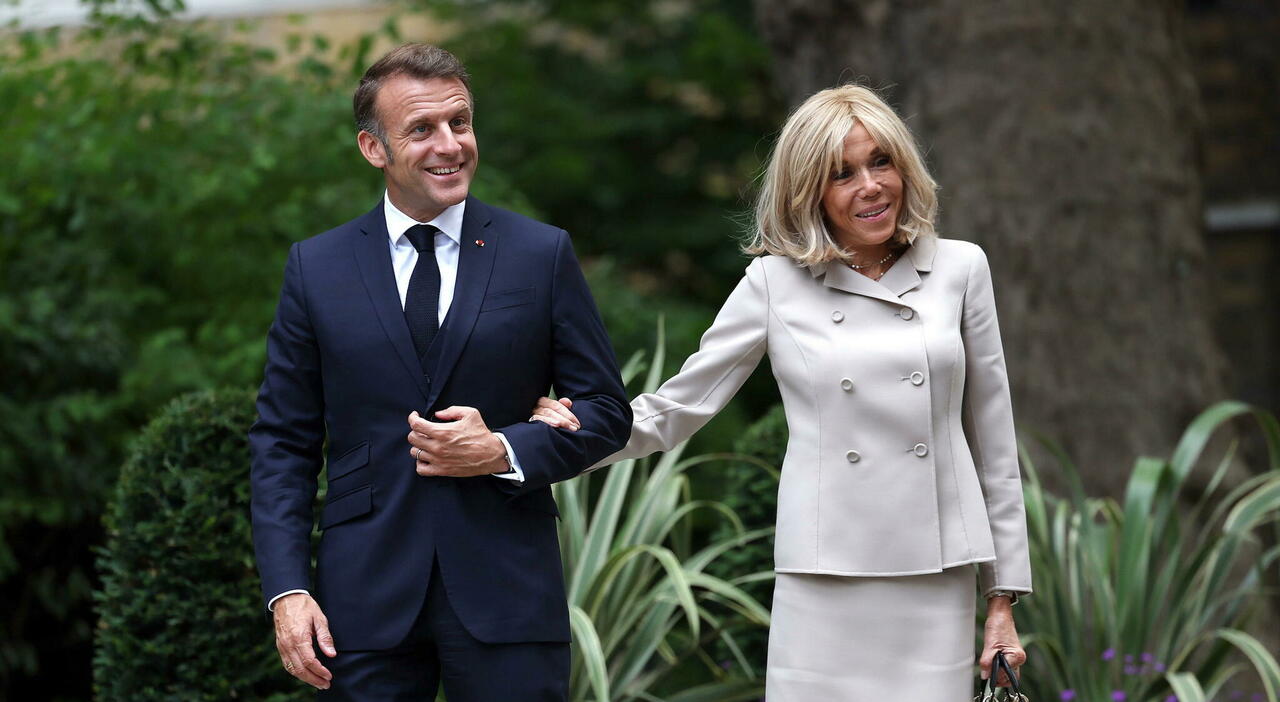 Brigitte Macron in lutto durante la visita a Londra: la sorella Anne ...