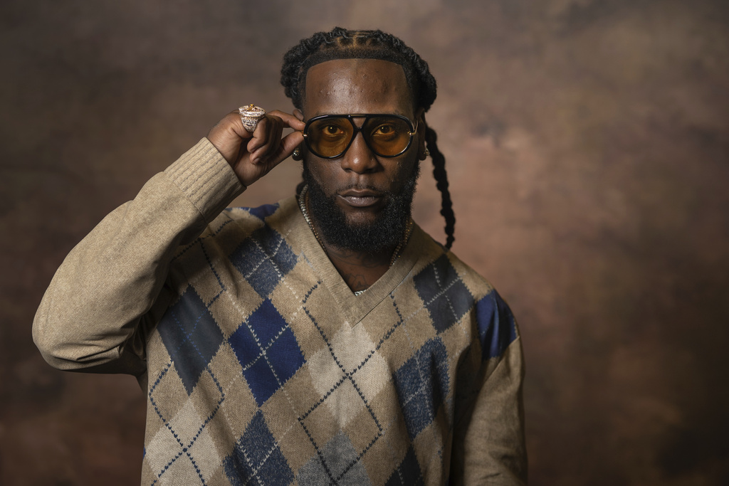 "No Sign of Weakness" de Burna Boy cumple sus sueños de estrella de rock