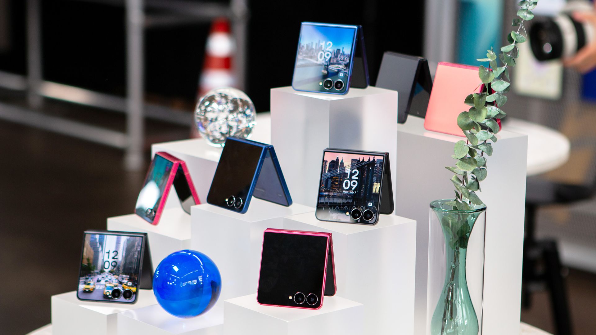 Samsung Galaxy Flip 7 and Flip 7 FE hands-on: One's a powerhouse, one's ...