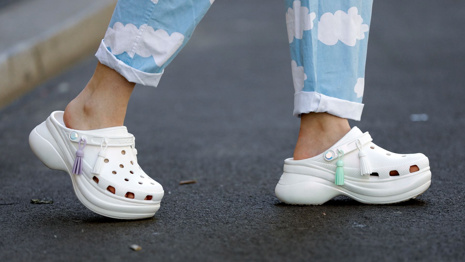 Un clásico que nunca falla: las Crocs más vendidas de Amazon ahora por ...