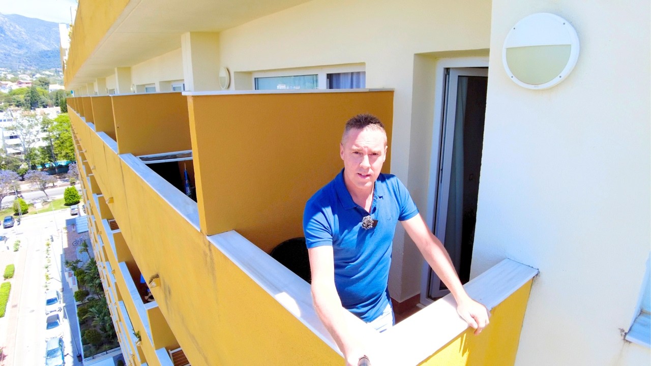 I stayed in Marbella's cheapest & priciest hotels 🏨