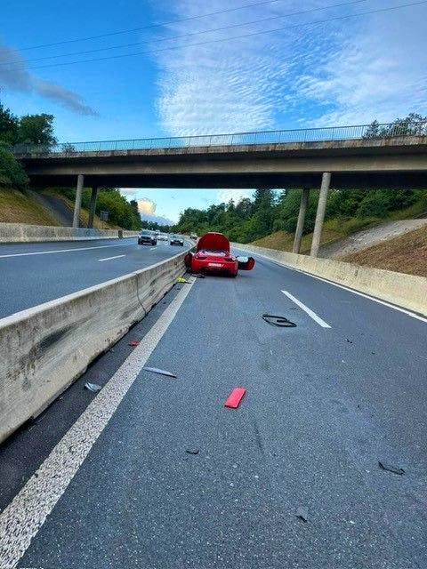 Luxusautodiebe rasen über A1 – Autobahn-Leitplanke stoppt sie
