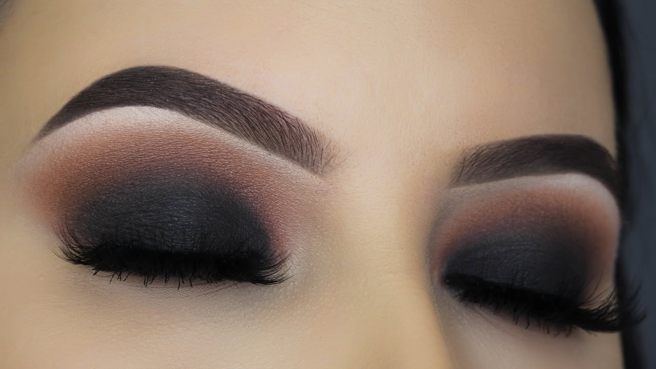 Mastering the Classic Black Smokey Eye Makeup