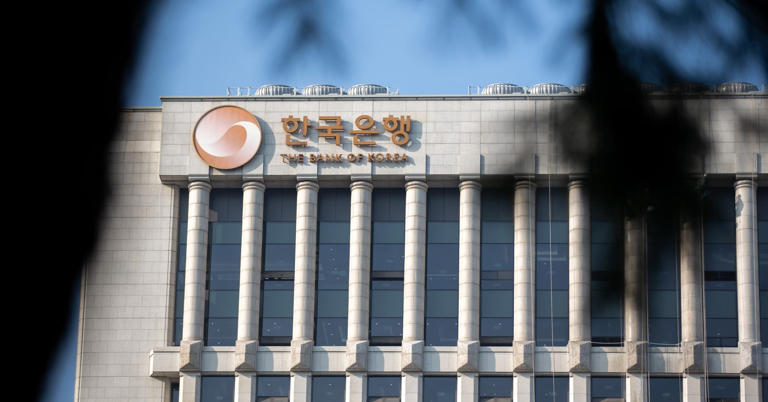 Bank of Korea keeps rates steady as it assesses measures to cool Seoul ...