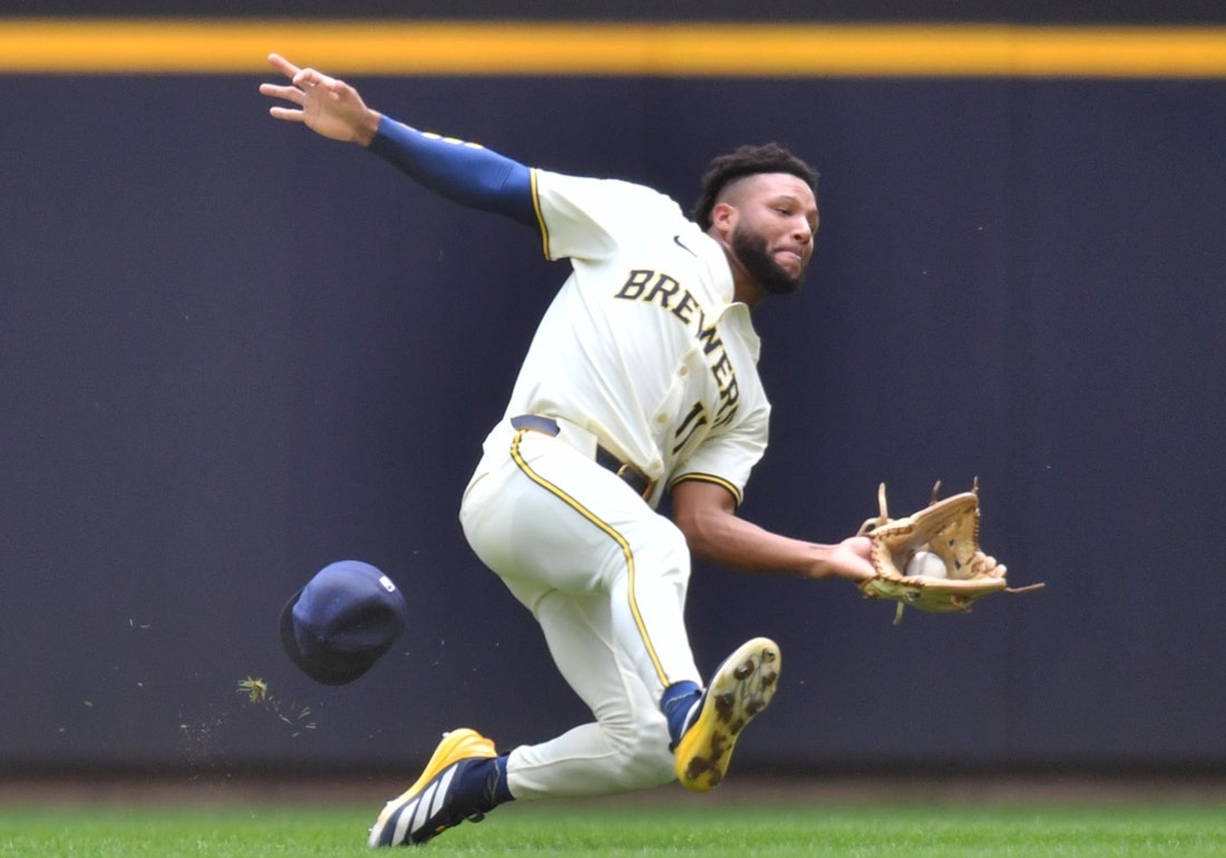 Brewers finish off sweep, send Dodgers to 6th straight loss