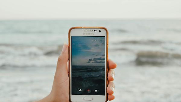 Occhio al tuo smartphone: quella lucina verde (o arancione) che ti ...