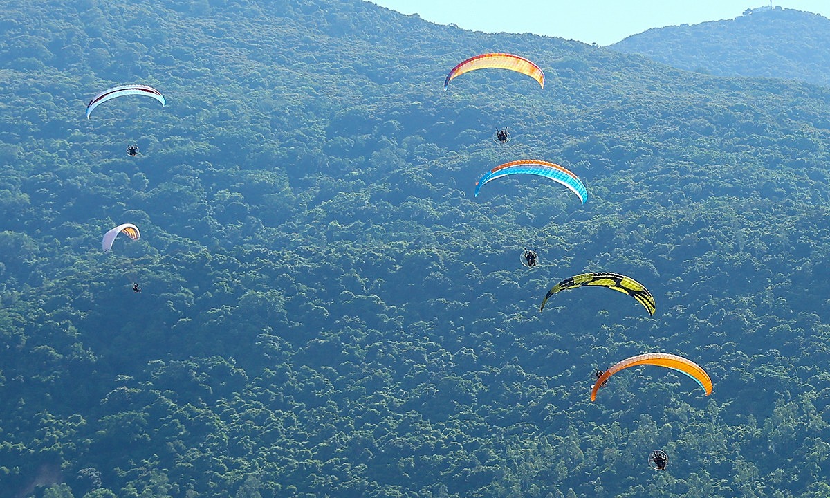 Tourist killed in paragliding crash on Vietnam's Son Tra Peninsula
