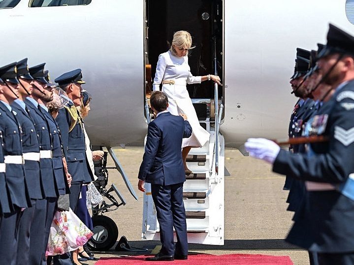 Macron’s helpful gesture rebuffed by wife in another awkward plane incident