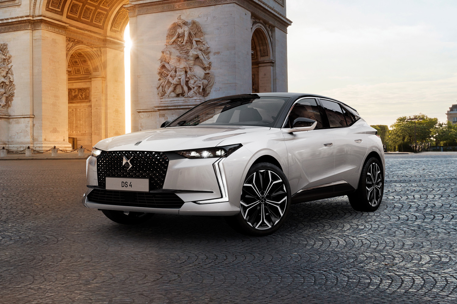 「DS 4」に最上級のナッパレザー内装を採用した限定車登場