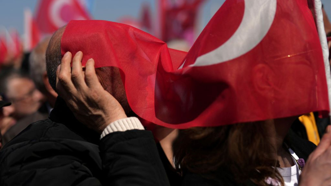 Τουρκία: Δεκάδες χιλιάδες πολίτες σε διαδήλωση του CHP στην Αγκυρα