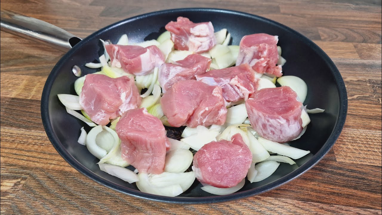 Ein Abendessenrezept, das jeder liebt! Schweinefleisch mit Zwiebeln ...
