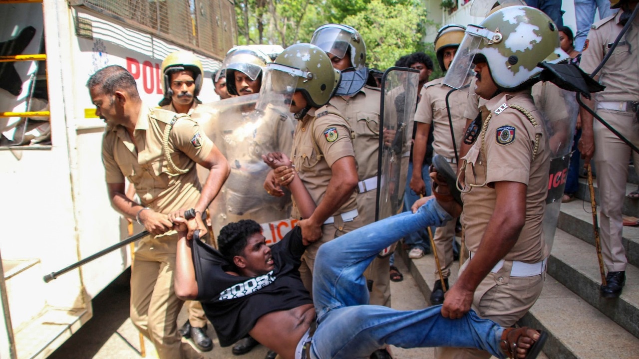 Students protest at Kerala University over alleged saffronisation of ...