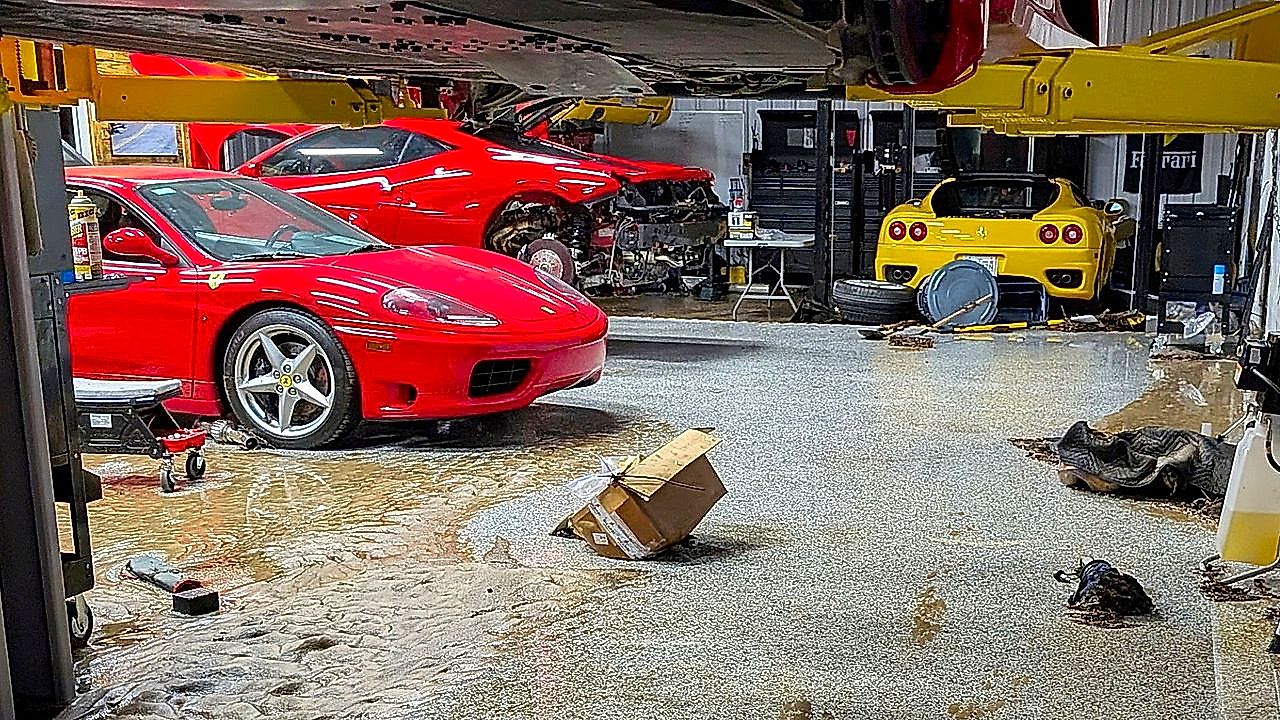 Un garage de voitures de luxe ravagé par les inondations au Texas