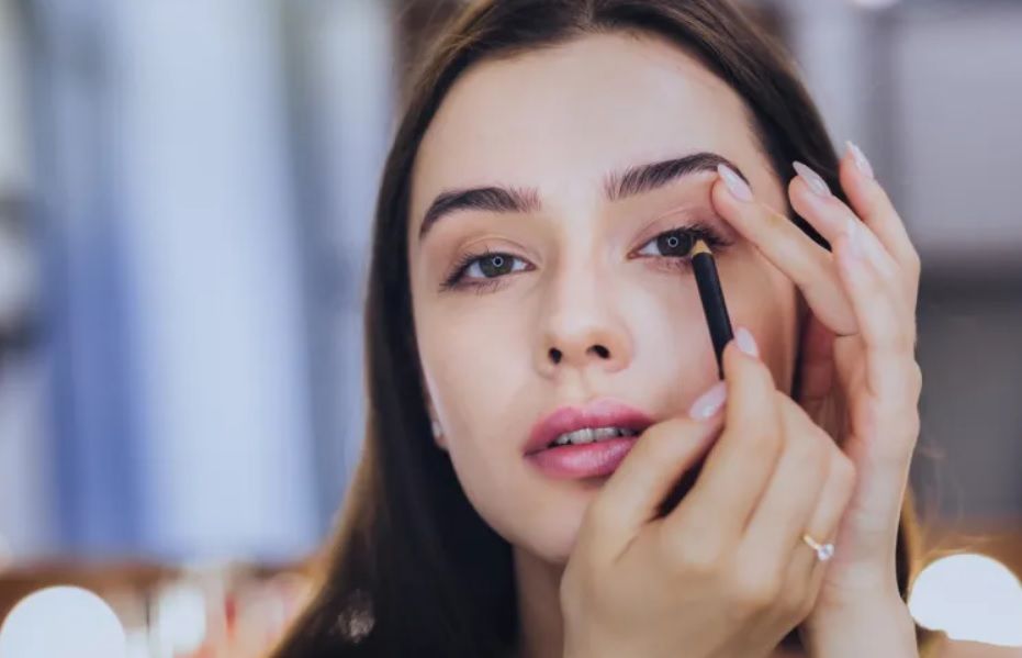 7 Makeup Mata Ini Beresiko Merusak Mata Loh, Apa Saja? Perhatikan