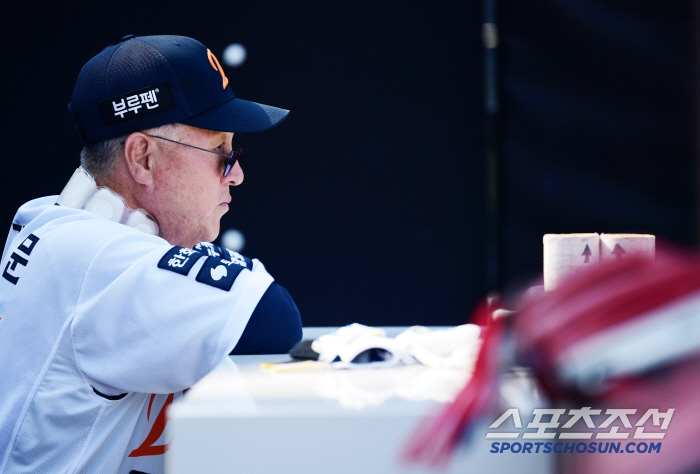 Coach Kim Kyung-moon carefully checks the players' training