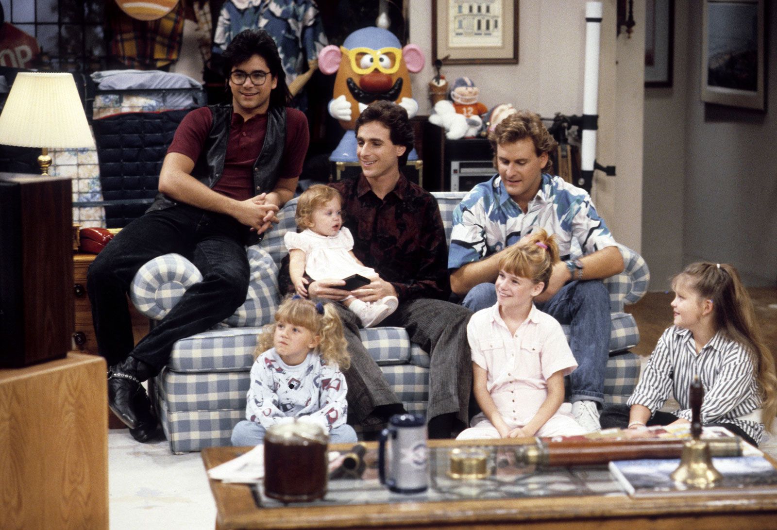 15 All-Age Sitcoms That Are Perfect for Your Next Family Binge