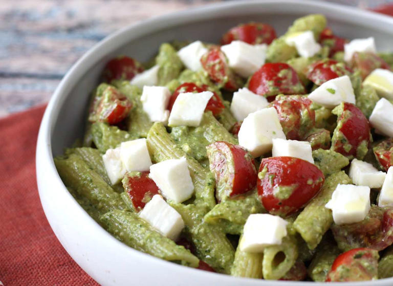 Cold pasta with arugula pesto, cherry tomatoes and mozzarella: fresh ...