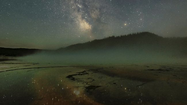 Stunning Timelapse Shows Yellowstone Geysers at Night