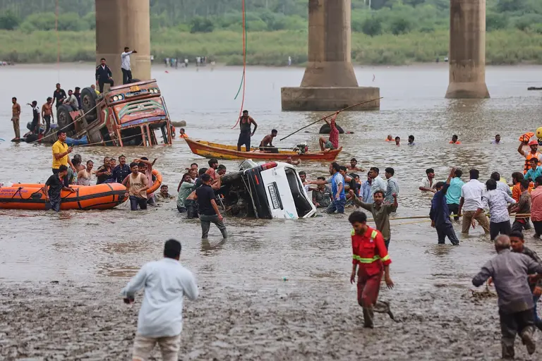 Death toll in Vadodara bridge collapse reaches 13