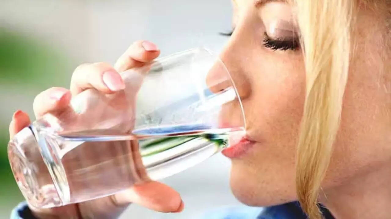 7 natural home remedies to pass kidney stones (and how to prevent them)