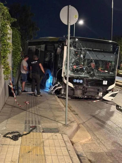 «Ακυβέρνητο» λεωφορείο στη Λεωφόρο Βουλιαγμένης - Ξήλωσε κολώνες ...