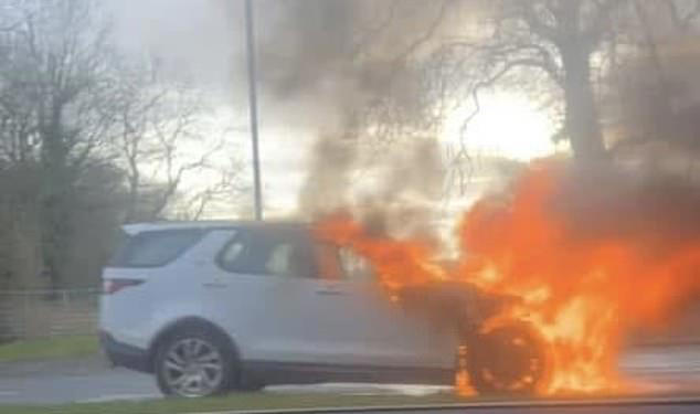 Wheel fell off my brand new £52,000 Range Rover... while driving: CRANE ...
