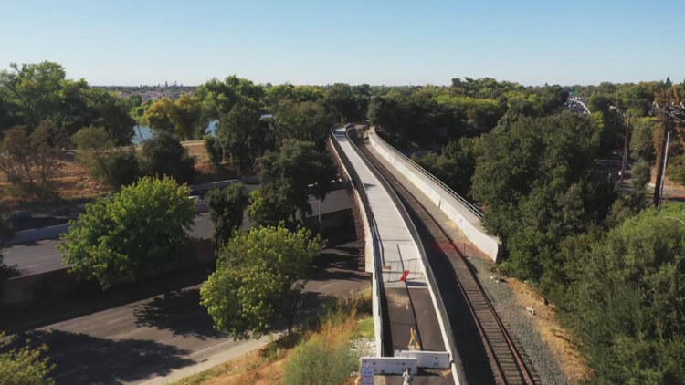 Sacramento to rebuild faulty Del Rio Trail Bridge