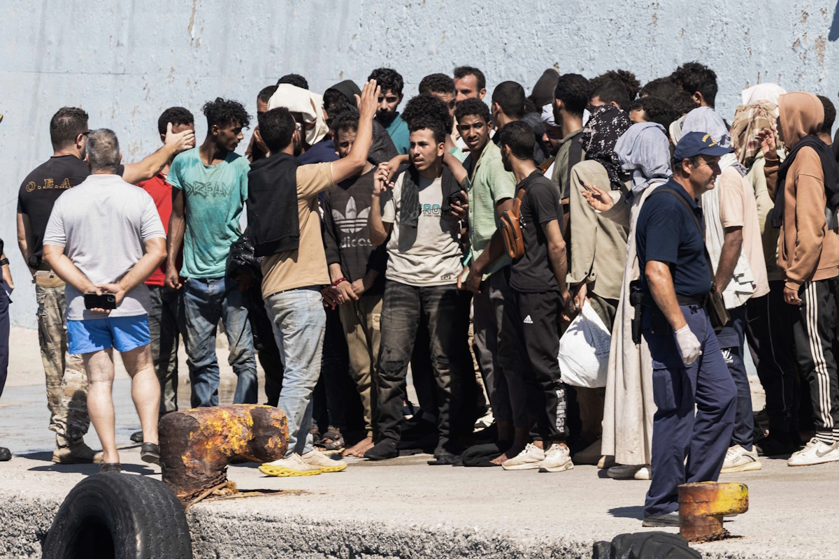 Οι 520 διασωθέντες μετανάστες από την Κρήτη έφτασαν στο Λαύριο ...
