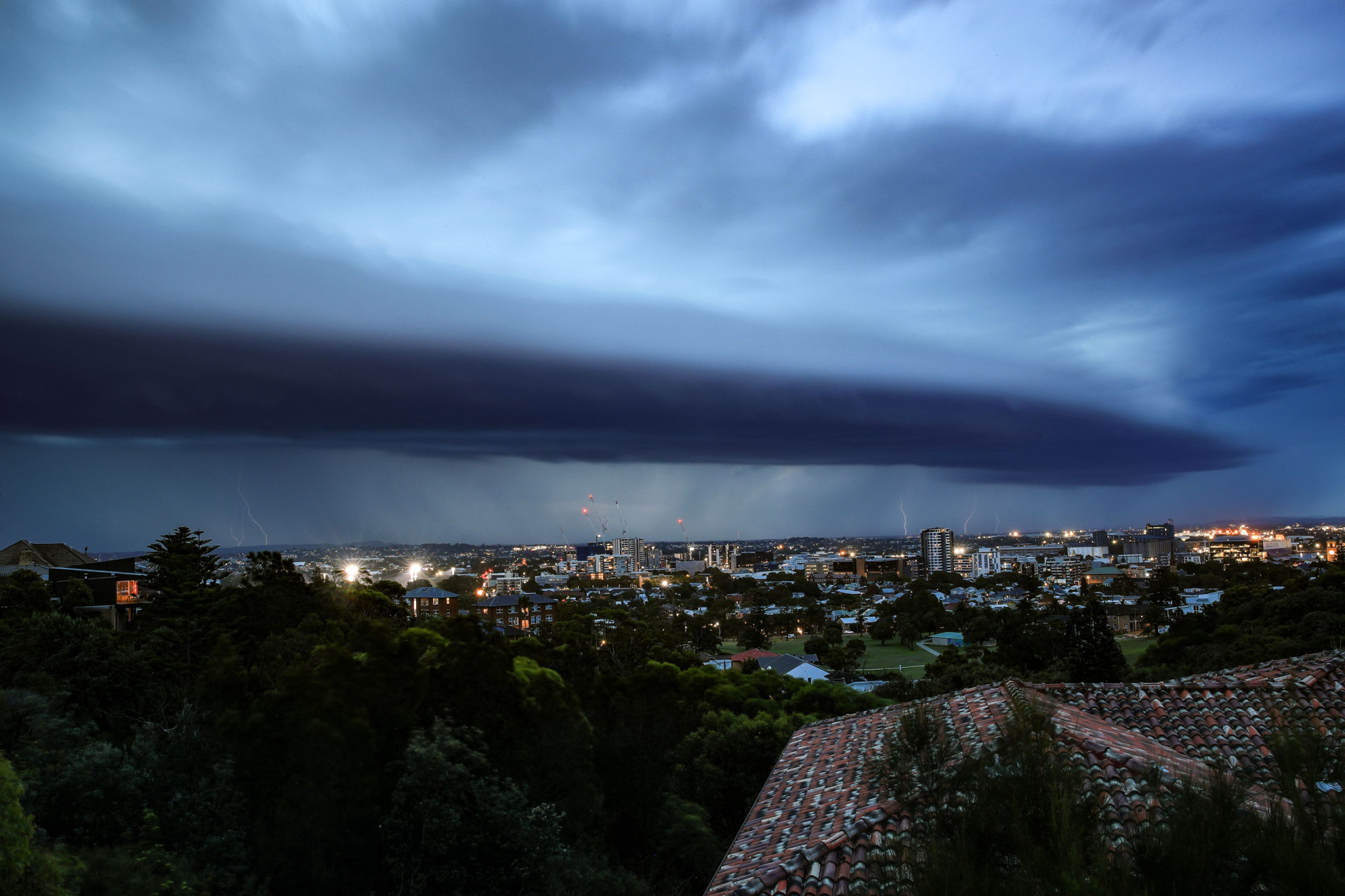 What is the rare ‘tsunami’ roll cloud phenomenon?