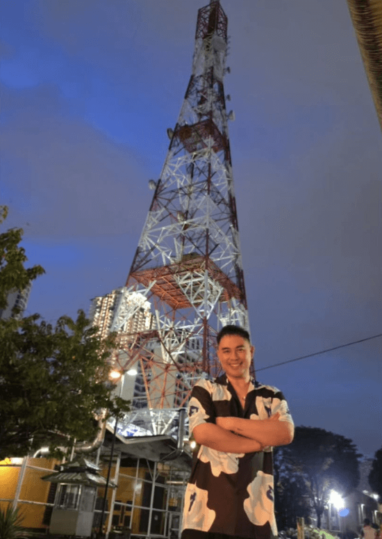 ABS-CBN Tower sees emotional farewell from celebrities, journalists