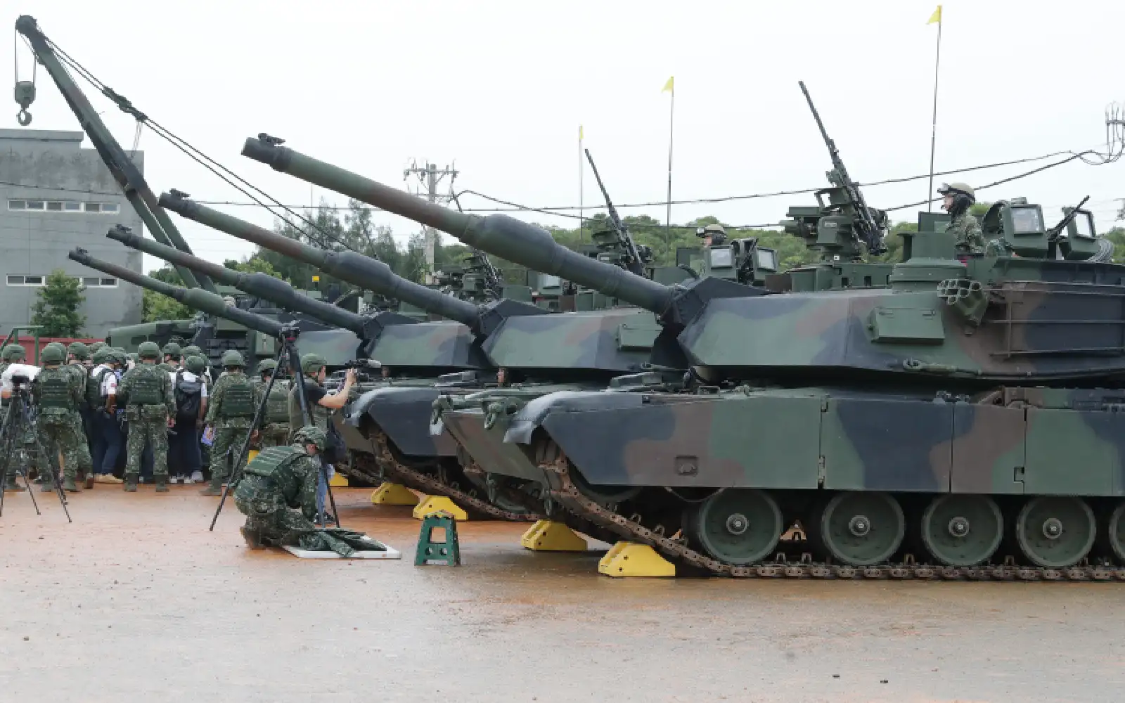 Taiwan shows off new US tanks amid annual war games