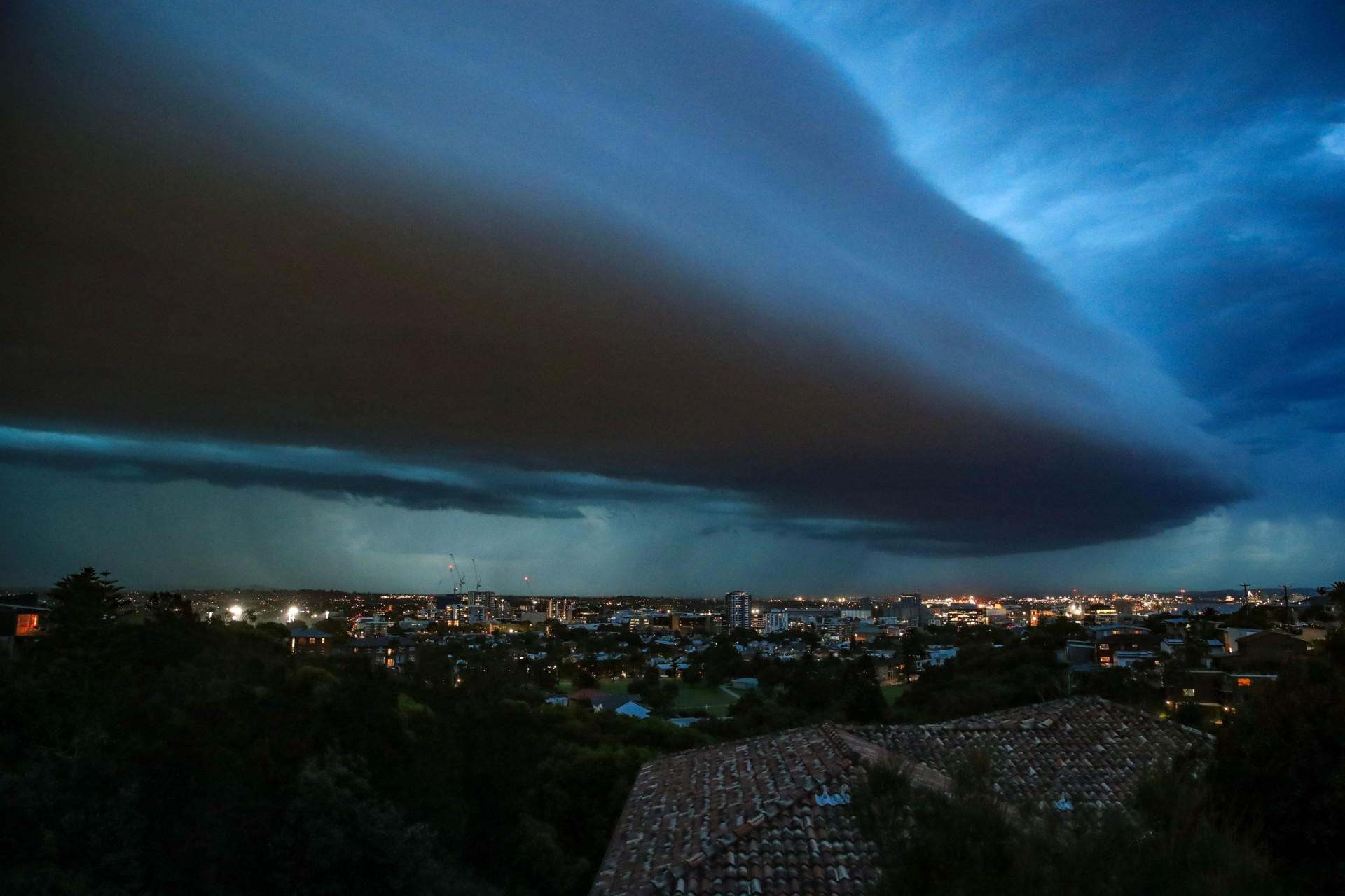 What is the rare ‘tsunami’ roll cloud phenomenon?