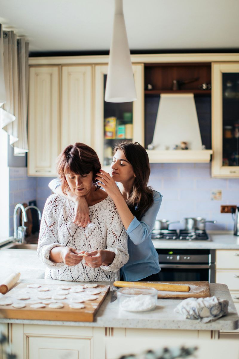 18 Subtle Things Mothers Do That Push Their Adult Daughters Away