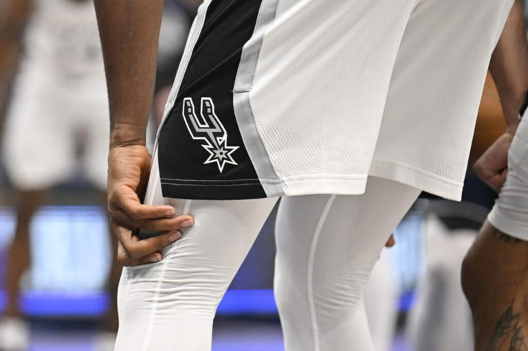 Spurs Re-Sign Point Guard, No, Not That One