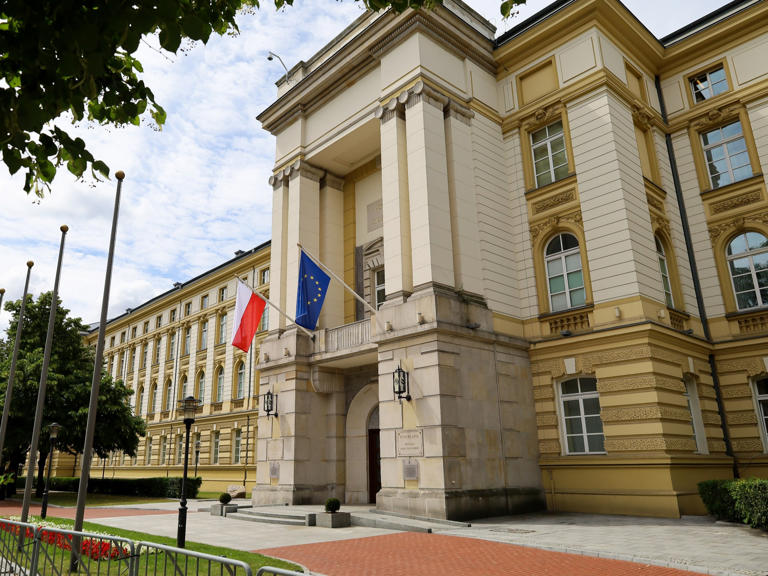 Nagła akcja przed KPRM. Kobieta z kanistrem chciała wejść do budynku