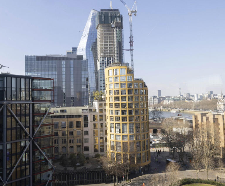 Couple win £500,000 over light blocked by tower