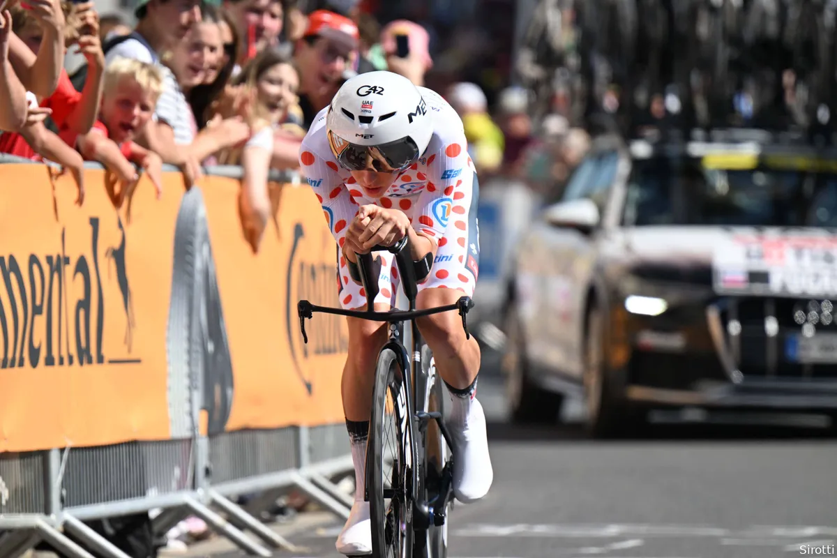 Analysts spot "awkward position" and "decade old helmet" on Pogacar ...