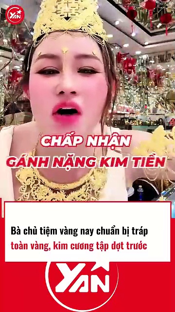 Bà chủ tiệm vàng toàn chuẩn bị tráp vàng cho tập dợt