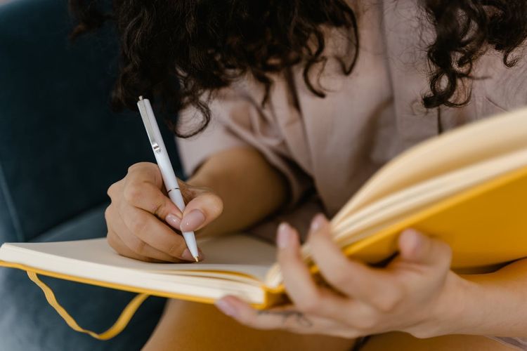 Masih Suka Nulis di Kertas? Ternyata Kamu Punya 7 Sifat Langka yang ...