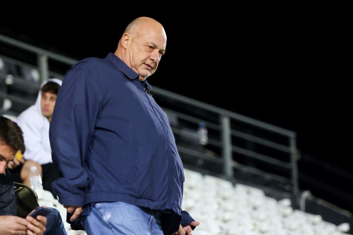 Ο Μπέος πετάει παιδιά έξω από το κολυμβητήριο για χάρη ισραηλινών ομάδων