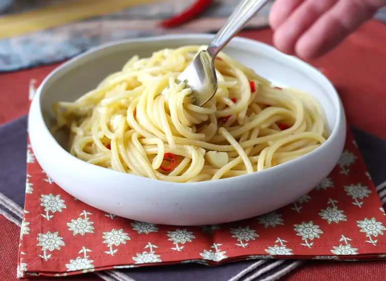 Espaguetis con ajo y guindilla: el plato italiano exprés que conquista ...