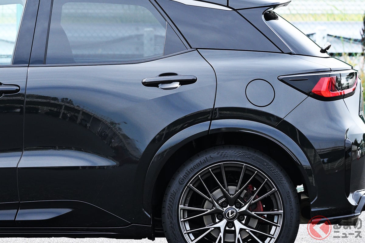 1.6リッターエンジンで「300馬力」超え！ レクサス最新「コンパクトSUV」がスゴイ！ 「豪華な内外装」に“専用装備”もり沢山！ “4WD＆MT”もあるスポーティ仕様の「LBX RR」とは？