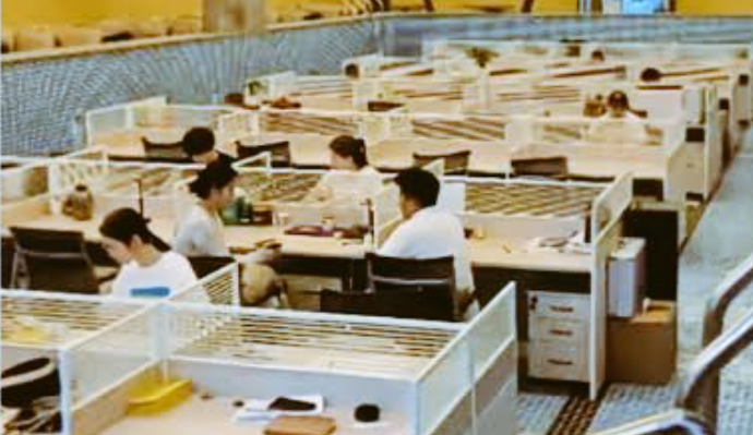 The most bizarre office space: Chinese company fills swimming pool with ...