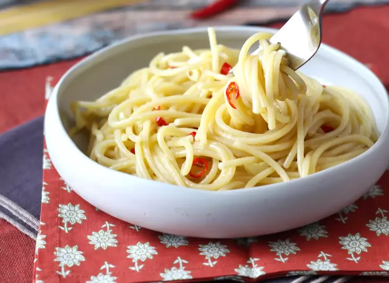 Espaguetis con ajo y guindilla: el plato italiano exprés que conquista ...