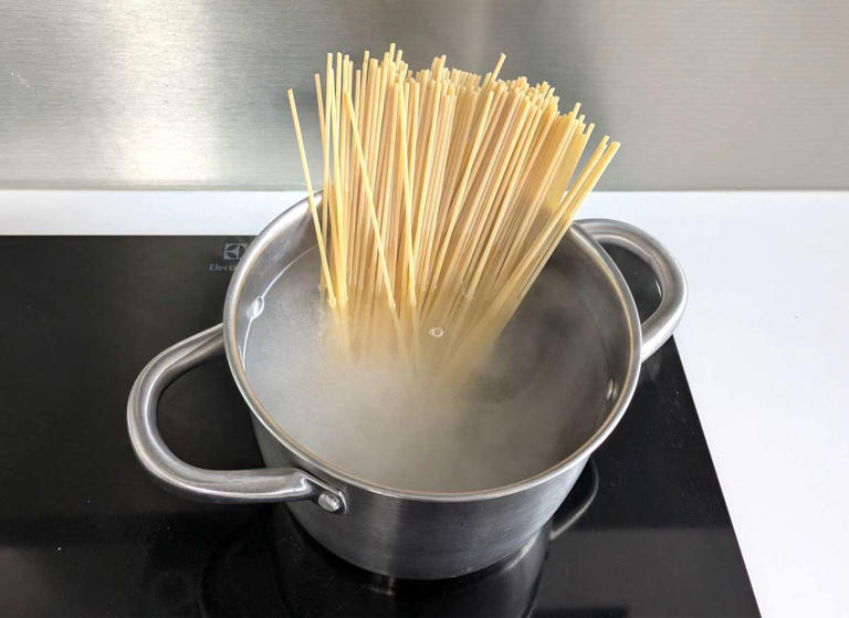 Espaguetis con ajo y guindilla: el plato italiano exprés que conquista ...