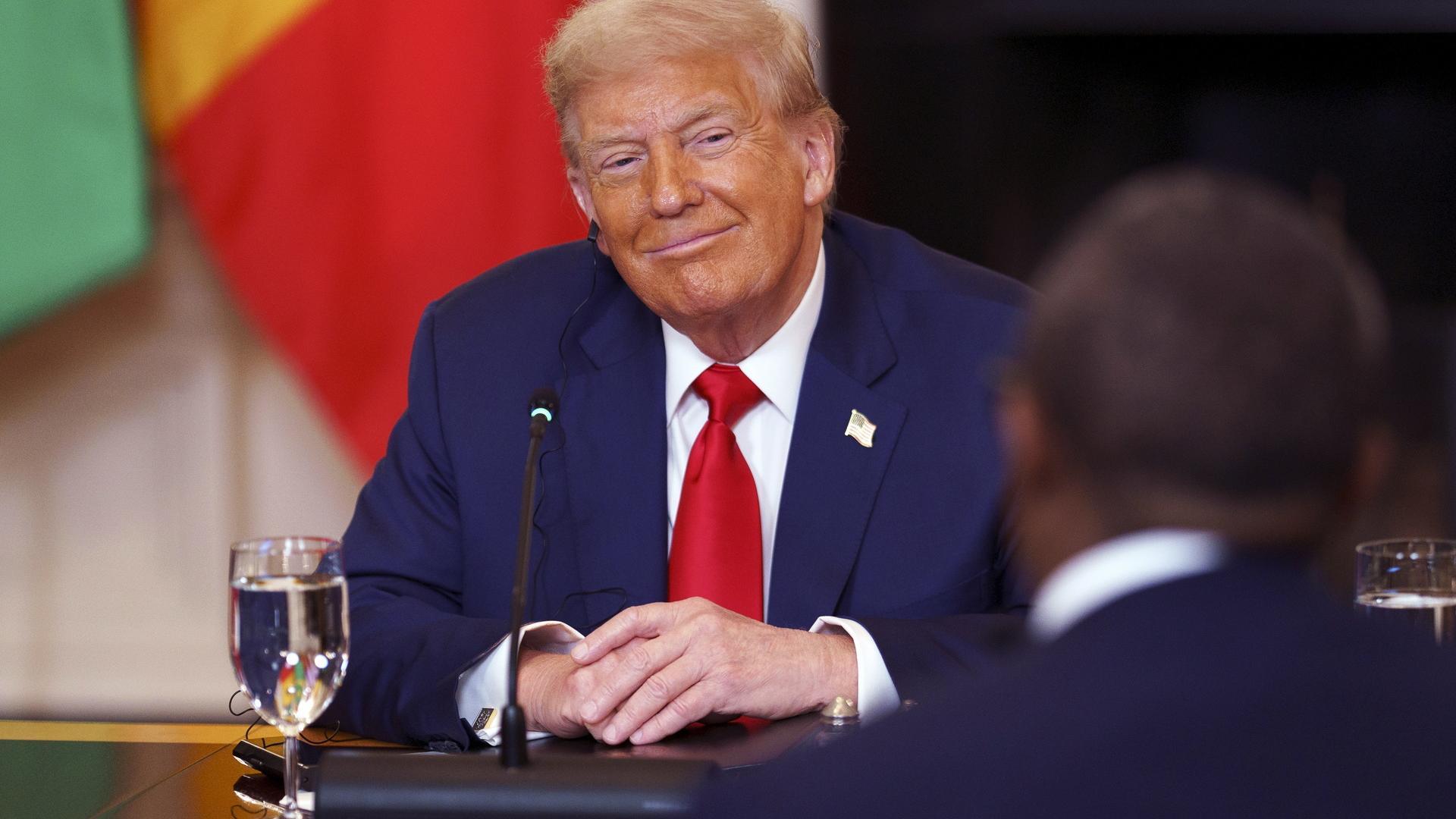 El incómodo momento de Trump elogiando el inglés del presidente de ...