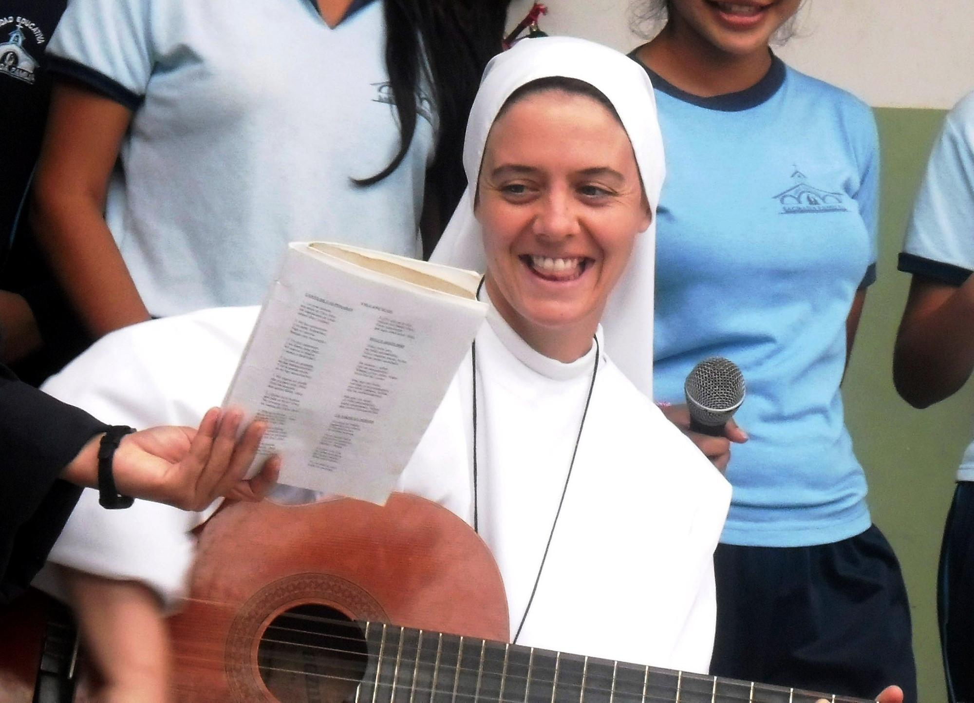 Derry woman meets the Pope and gifts him a plaque of Sister Clare