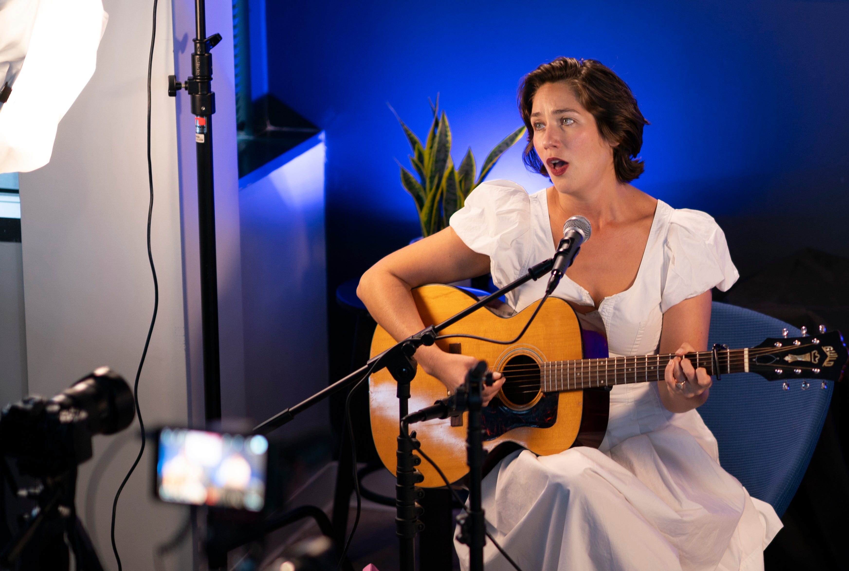 'Trailblazer' Lola Kirke visits USA TODAY Acoustic to perform songs ...