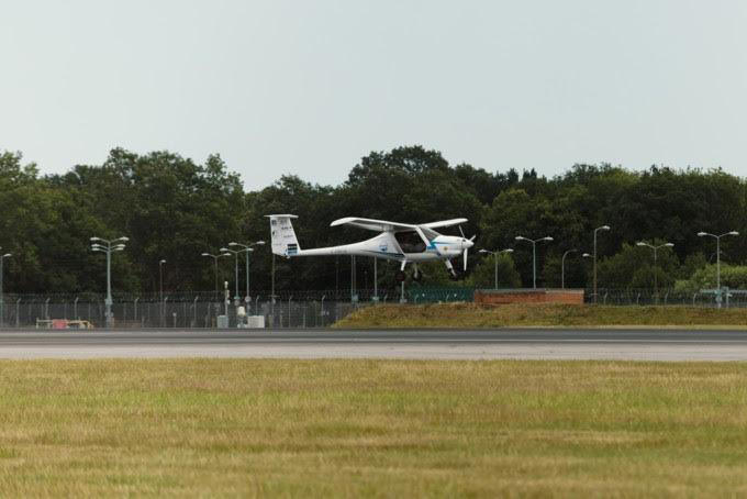 First electric flight lands at London Gatwick